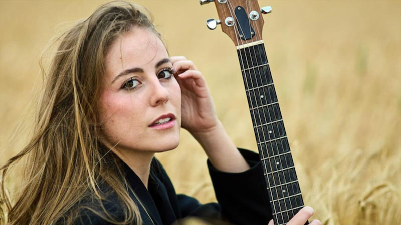 Sandra Ruiz presenta “El Chico + Guapo Que He Visto” - Plásticos a 45